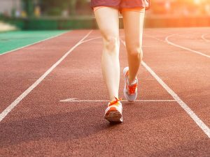 Đi bộ có to chân không? Bí quyết đi bộ giúp chân thon